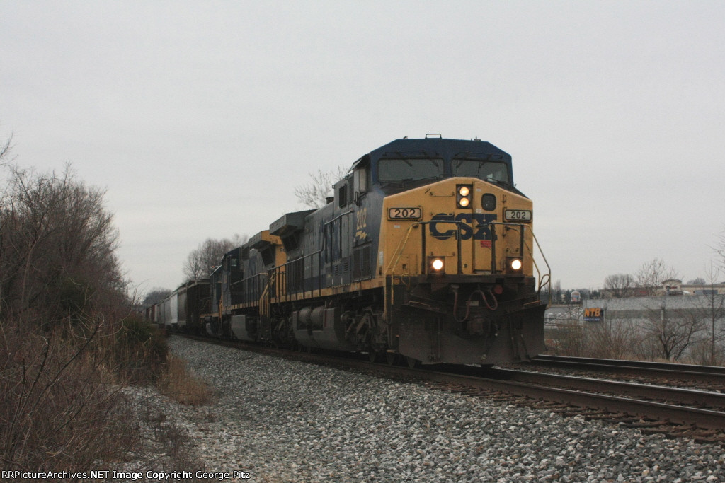 CSX 202 and train Q370